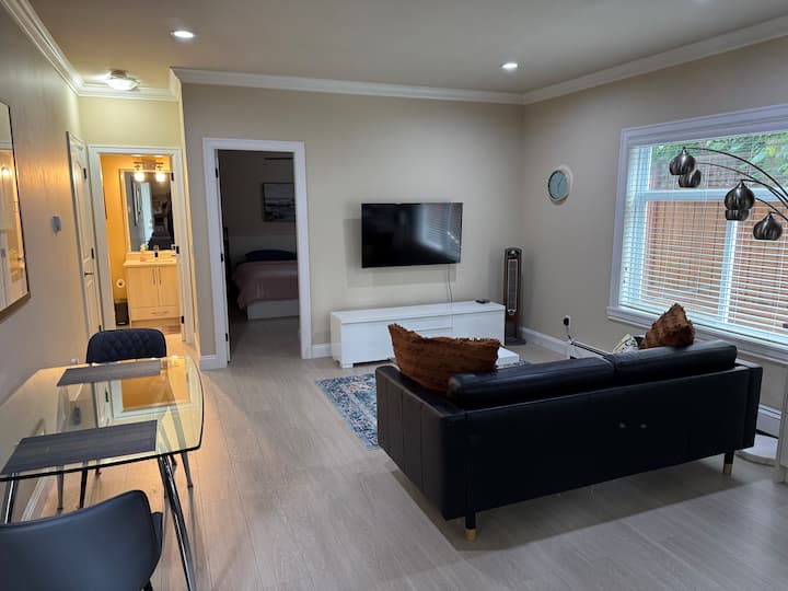 Private 1 Bdr. Suite Surrey Center - Surrey