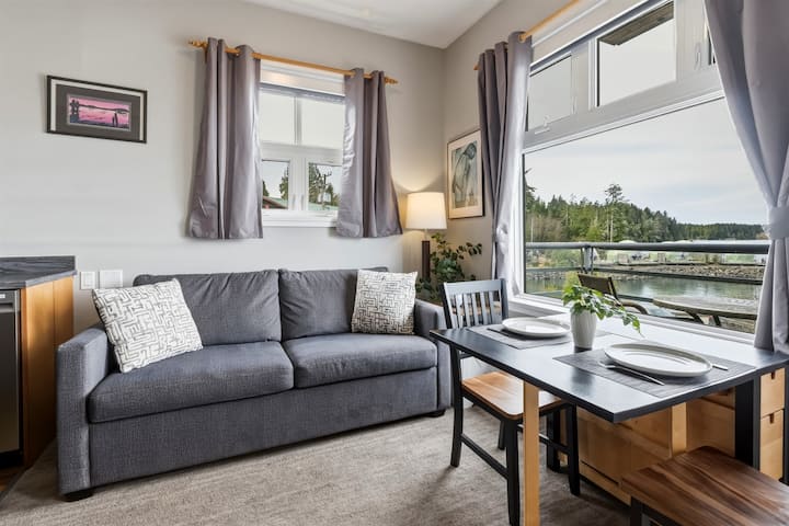 Fred Tibbs #17 - Ov I Fireplace I Dt I Cozy I - Tofino