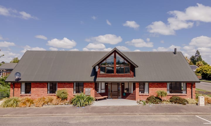 Queen Bed With Overhead Bunk And Ensuite - Methven