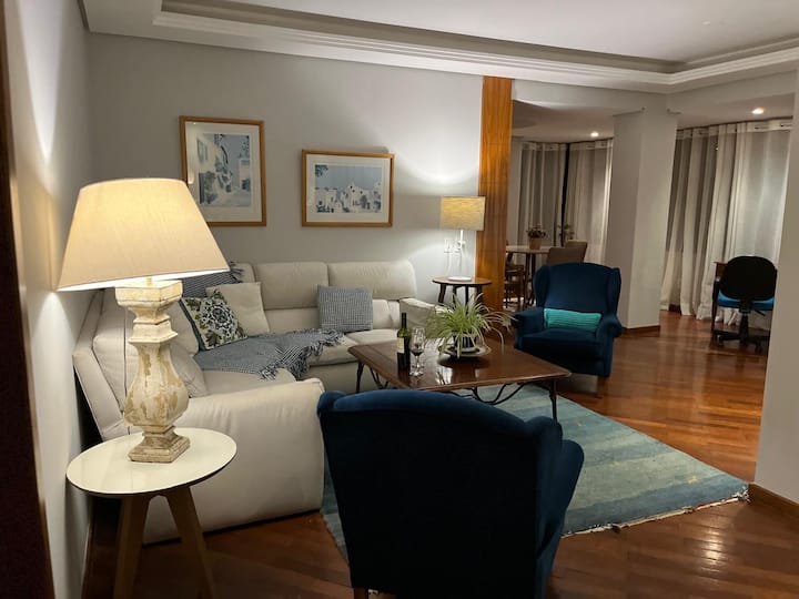 Bem Localizado, Espaçoso E Ensolarado Apartamento - Assis