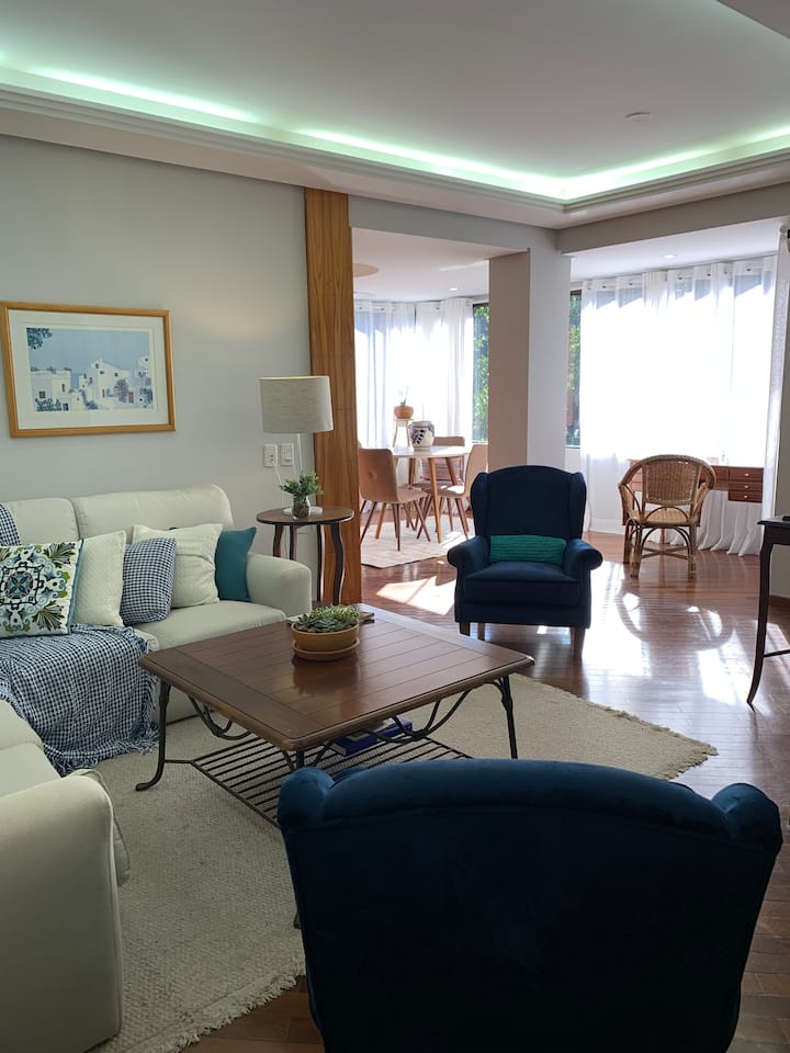 Bem Localizado, Espaçoso E Ensolarado Apartamento - Porto Alegre
