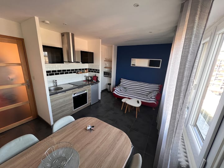 Station De Tram Pour Genève Devant L’immeuble - Annemasse