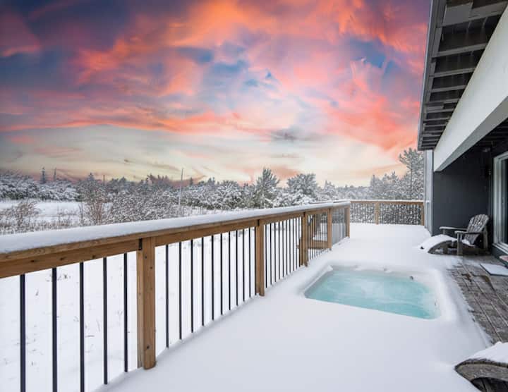 Hot Tub, Sauna, Games Rm, Mountain View Ski Chalet - The Blue Mountains