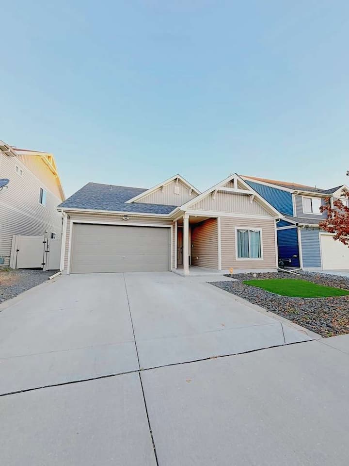 Den Haven • Luxe Entire Home • 3 Private Suites - Aurora, CO