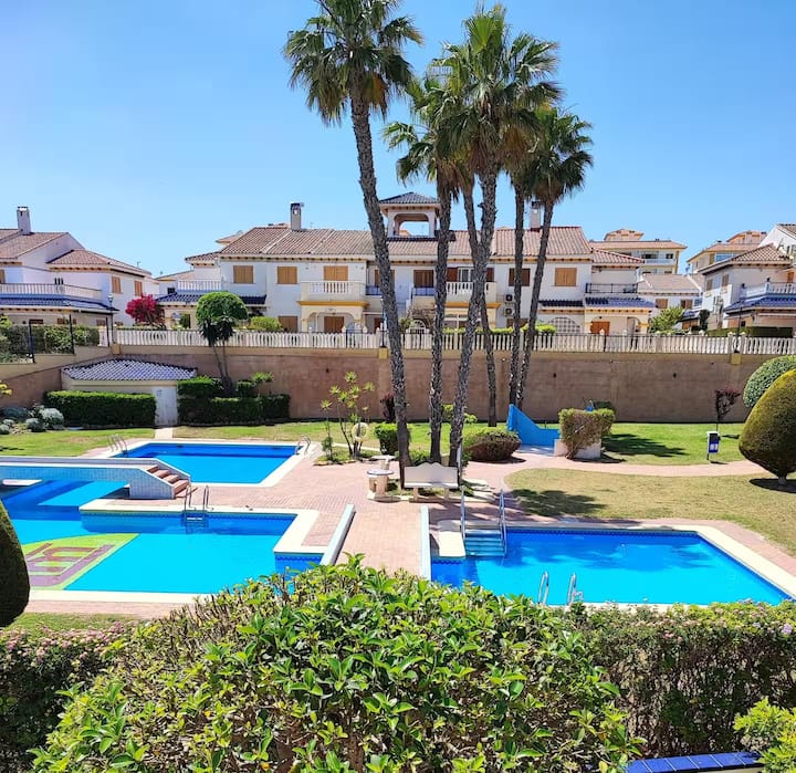Bungalow Con Patio Grande Y Piscina, Playa 300 M - Torrevieja