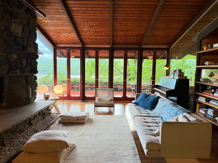 Arkadia House
Mid-century Retreat With Pool & View - Bear Mountain, NY