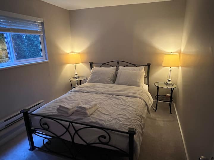 Safe, Smoke Free, Clean & Quiet Above-ground Suite - North Vancouver