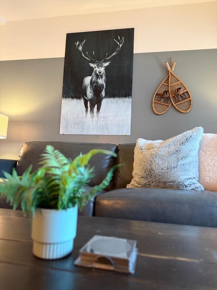 Modern 2 Br W/pool And Hot Tub In The Village - Whistler