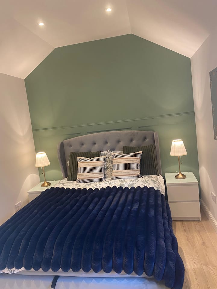 Clean & Modern One-bedroom With Private Entrance - Edgware