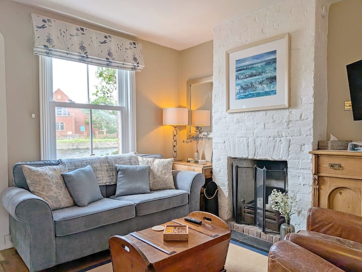 Compass Cottage , Emsworth  -  A Cottage That Sleeps 4 Guests  In 2 Bedrooms - Hayling Island