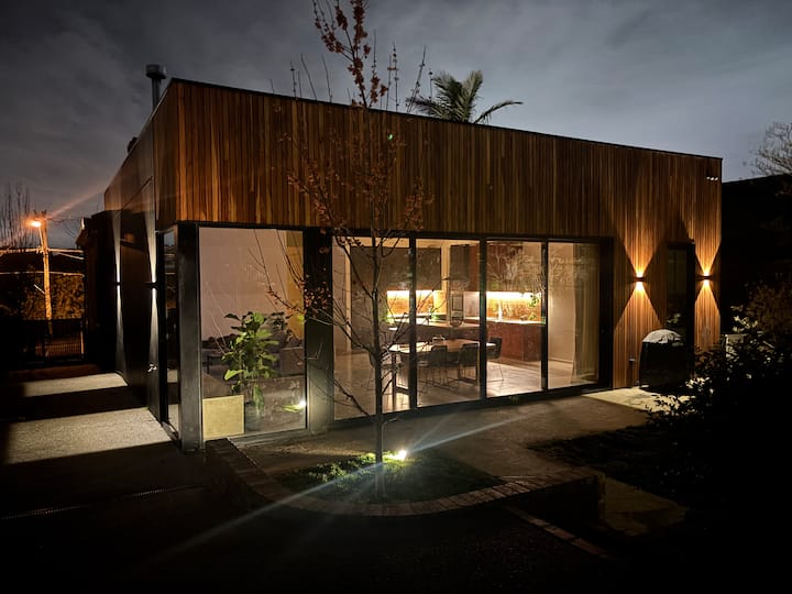 Beautiful Designer Home In Aberfeldie - Kensington