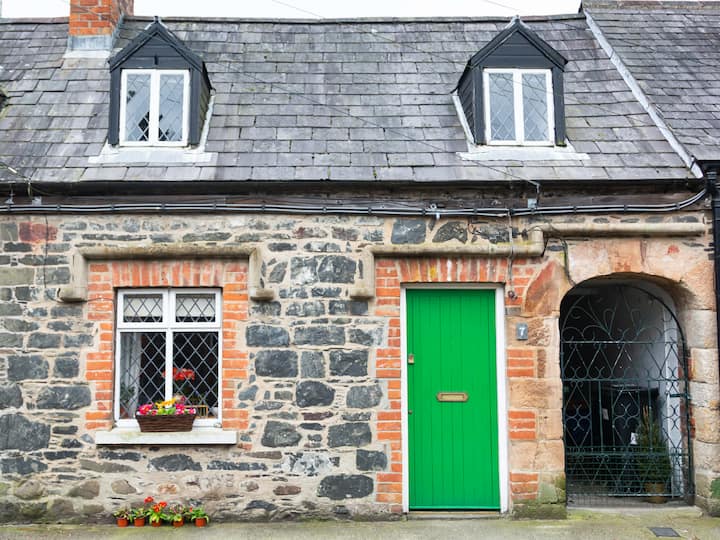 Fodhla's Cottage, 7 Arthur St, Royal Hillsborough - County Down