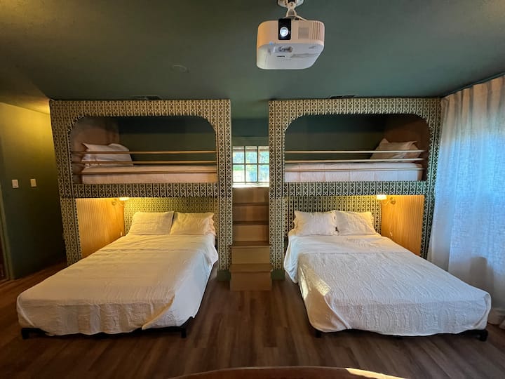 Perfect Gameday Rental: Entertaining Is A Breeze - Bryan, TX