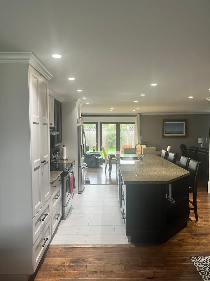 North Vancouver- Location Location- 4 Bedrooms - Canada