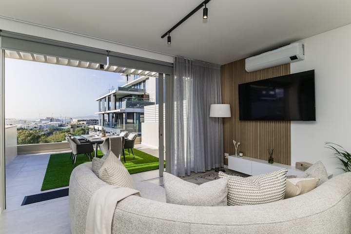 Penthouse With Private Rooftop Terrace & Pool - Camps Bay