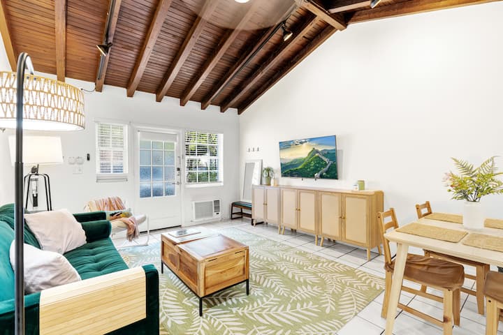 Chic Deco Stay | Espanyola Way, Beach, Parking - Miami Beach, FL