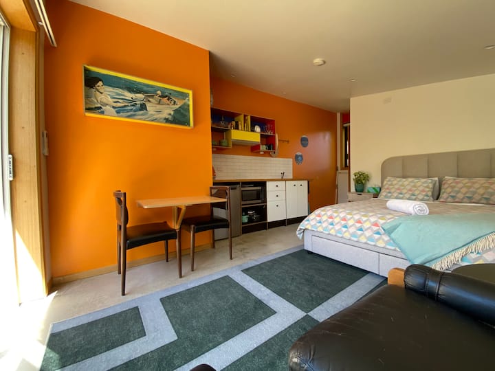Funky Lutana Studio + Courtyard - Hobart