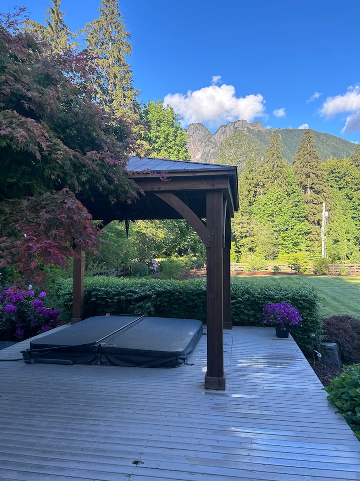 Mt Si Bungalow~hot Tub & View Mt Si! - RattleSnake Lake, North Bend