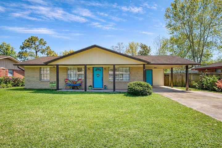 Retro Home With Huge Fenced Yard - Biloxi, MS