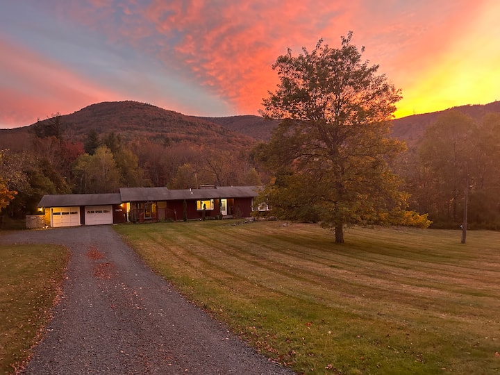 Charming Home - Views Of Hunter Mountain Slopes - Hunter, NY