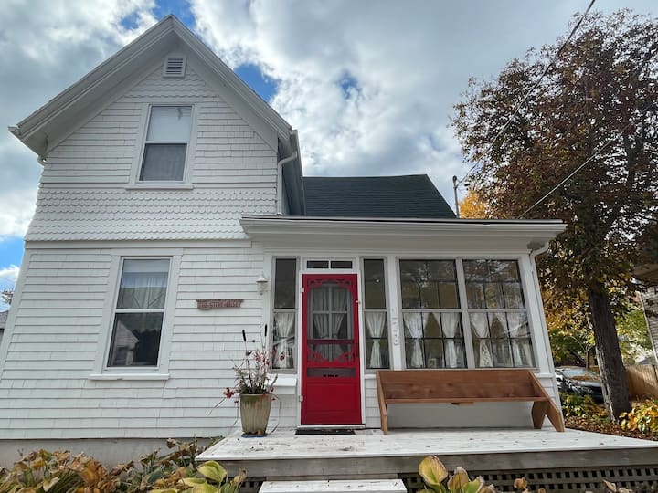 The Story House - Summerside Restored 3 Bed/2 Bath - Summerside