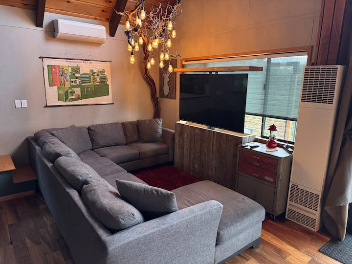 Treetop Cabin With 
Amazing Views - Idyllwild-Pine Cove, CA