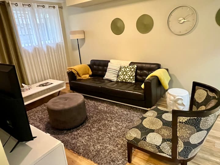 Spacious 2-bedroom Suite In Quiet Residential Area - Surrey