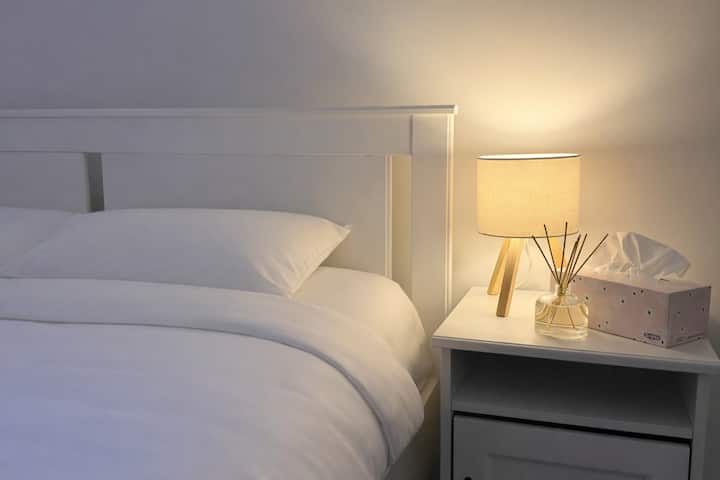 “Easy, Cozy 2-bed Haven Near All Essentials” - Calgary