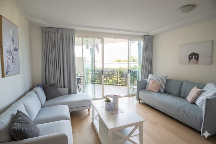 Resort Style Oasis, 2 Bedroom, 2 Bath, Sleeps 6 - Caloundra
