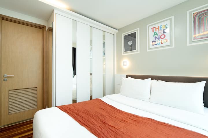 Breezy Family Suit Food And Night Life:4-5pax:viii - Bangkok