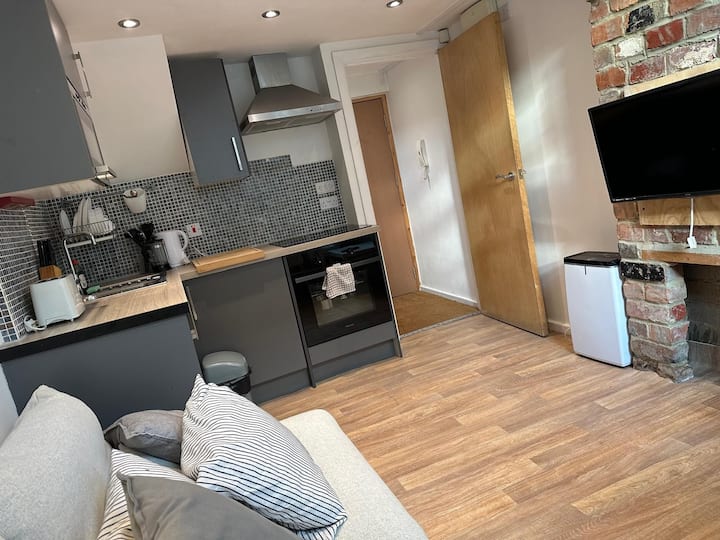 "The River Base" 1 Bed Apartment Self Contained - Leeds