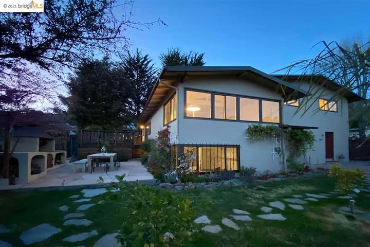 Oasis With Bay Views, Hot Tub & Home Theater - El Cerrito, CA