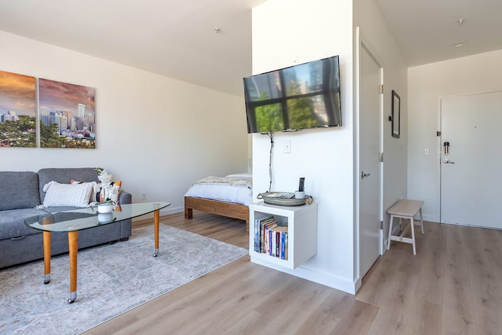 Bright Studio In The Heart Of Seattle - Seattle, WA