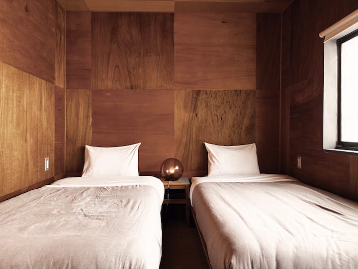 【Nap】甲府の街でゆっくり休むならここ。シングルベッド2台 ビジネスホテルより広い空間 一階にバー - 고후시