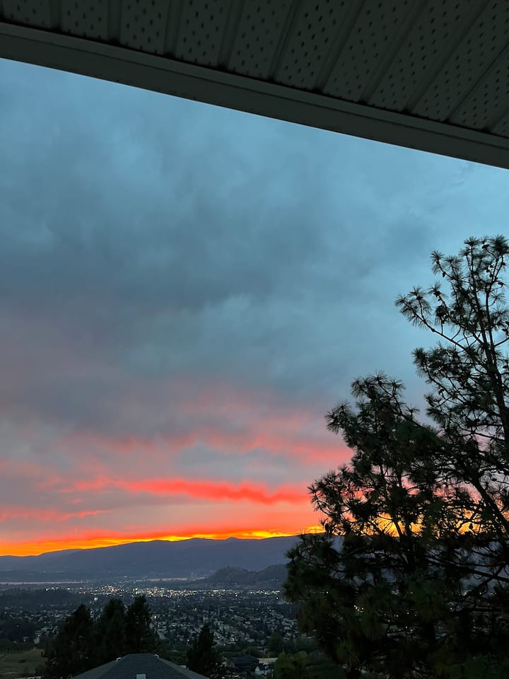 Beautiful Veiw, 2 Bedrooms + Bonus Bedroom For  X$ - Kelowna