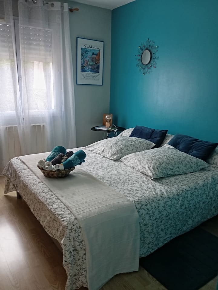 Chambre N°1 Lit (160x200)+ Petit Déjeuner - La Rochelle