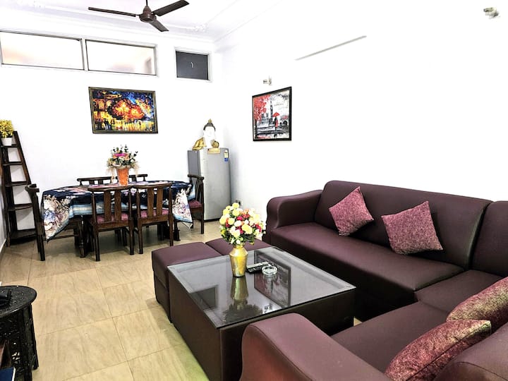 Sts: Hill View Comfortable 3bhk, Greater Kailash1 - New Delhi