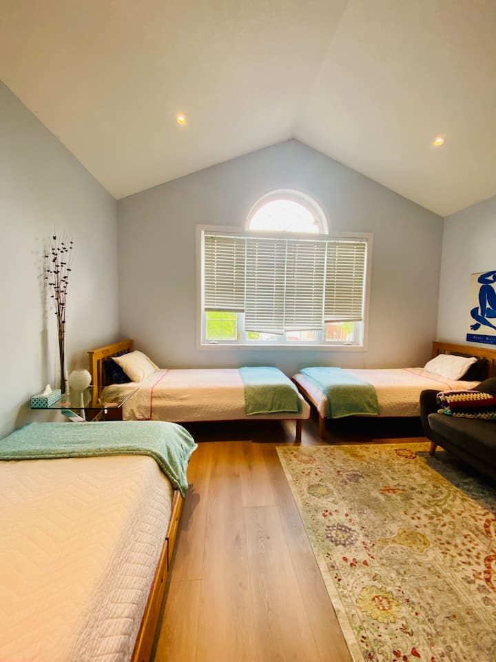Large Group Home • Sleeps 10+• 4 Parking - Waterloo, ON, Canada