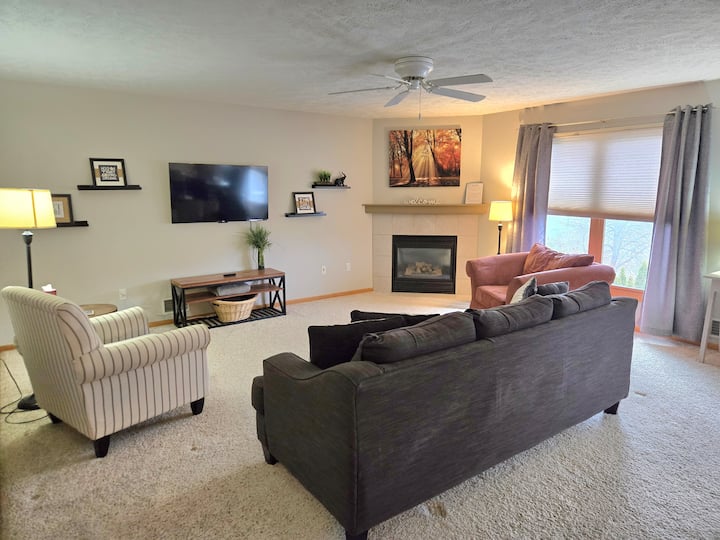 Spacious Downtown Traverse City Condo, Sleeps 6! - Traverse City, MI