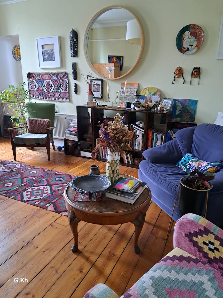 Bright & Spacious Artistic Central Flat - Edinburgh