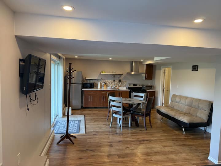 Aurora Home Walkout Basement Apartment - Aurora