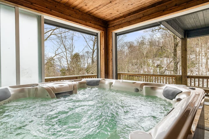 Spacious Mountain Lodge W/ Hot Tub, Sauna, Theater & Game Room Near Banner Elk - North Carolina