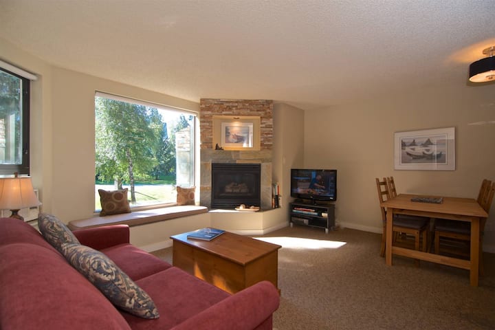 Beautiful Ski In/ski Out Condo W/ Outdoor Hot Tubs - British Columbia