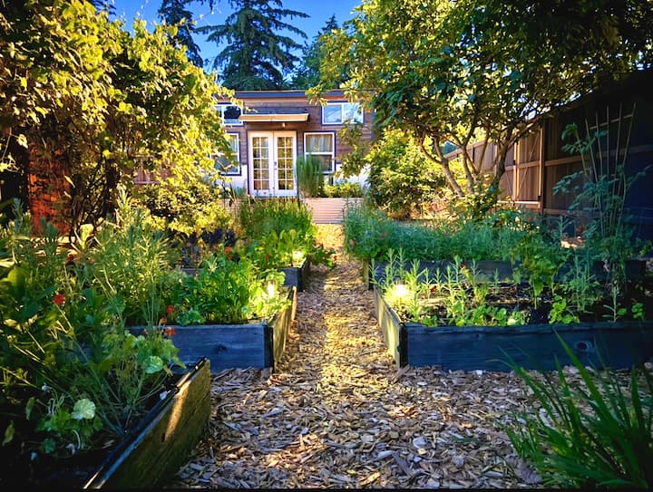 Secret Garden Tiny House / Stylish Modern / 2 Bed - Portland, OR