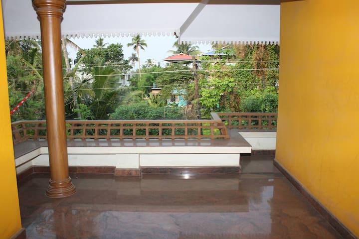 Group Stay @ 221a Niravath Rd., Maradu, Ernakulam - Cochín