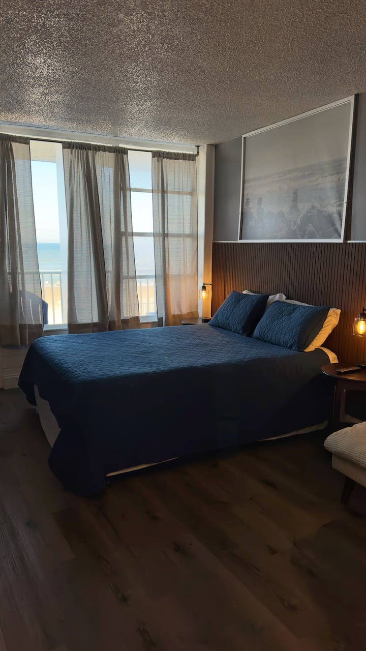 Lovely Beachfront Studio Condo - Daytona Beach
