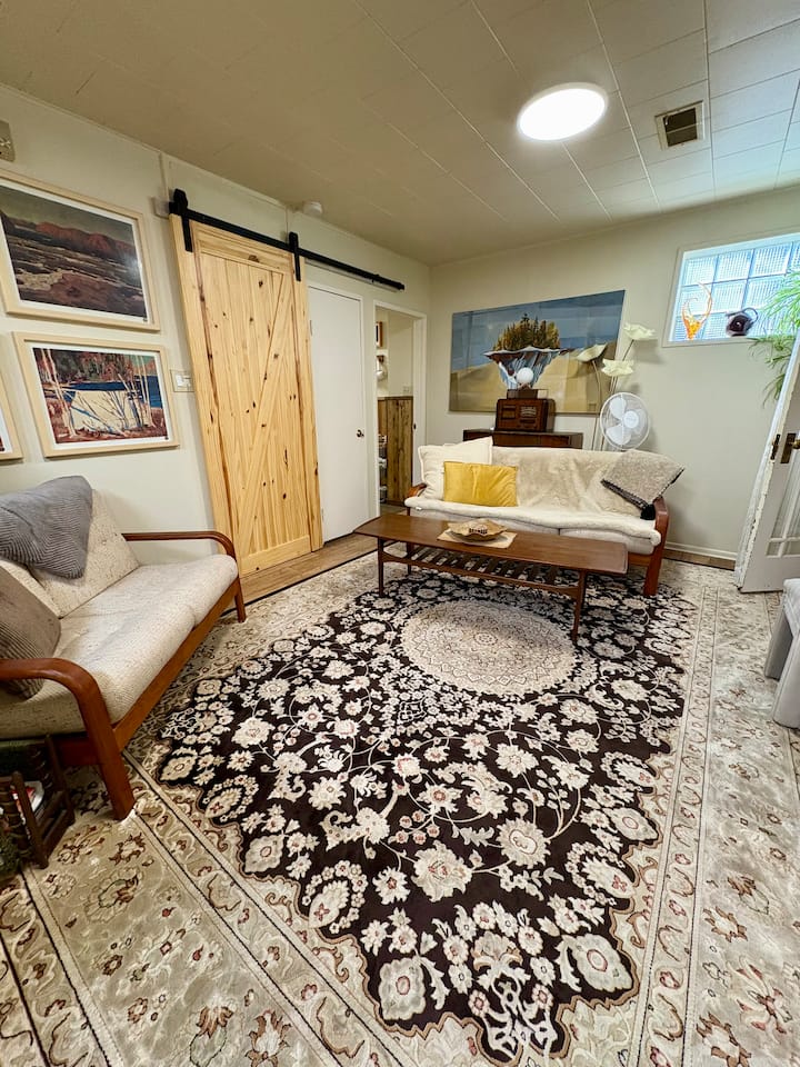 "Maple & Pine" Charming Private One Bedroom Suite - Saskatoon