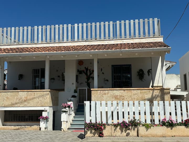 Seaside Home · 6 Double Bedrooms · Large Living - Puglia