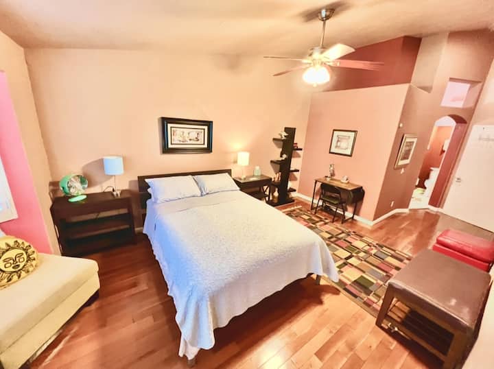 A Large Master Bedroom, Private Bath - Orange County, CA