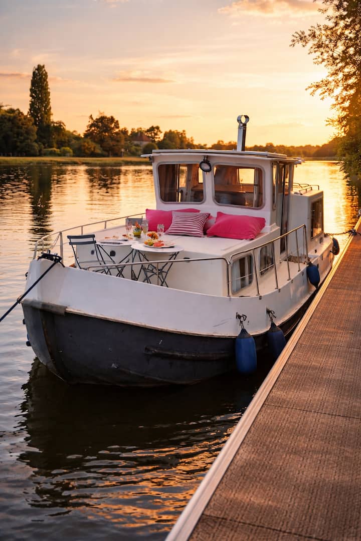 Charmant Bateau Sans Permis à Quai Ou Navigation - Saint-Jean-de-Losne